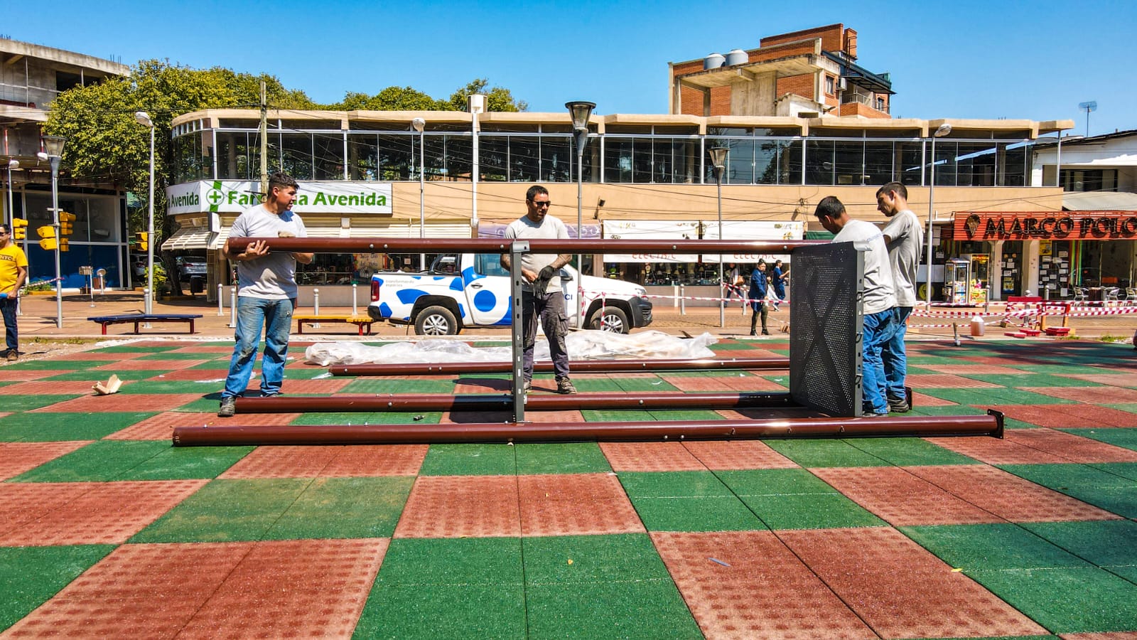 Comenzaron con la instalación del piso blando y juegos modernos en la ...
