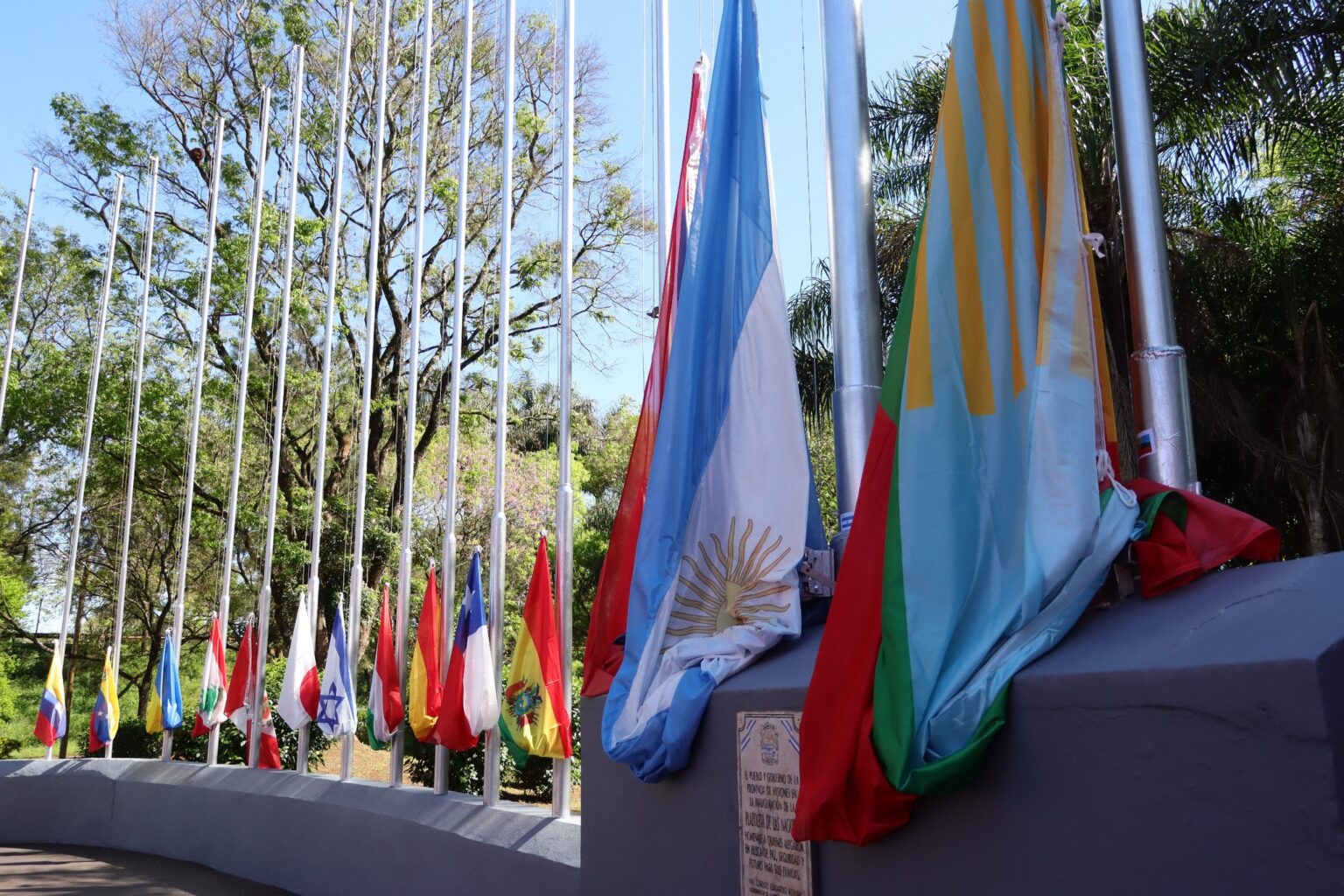 Fueron izadas las Banderas en la Plazoleta de las Naciones del Crisol ...